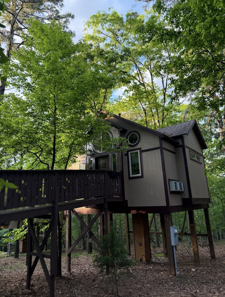 Royal Oak Treehouse - Eureka Springs, AR