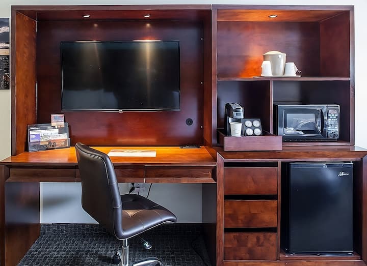 Ideal Mix Of Comfort And Value! Pool, Parking - Arizona