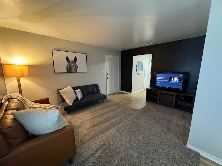 Modern Western | Sleeps 4 | Heart Of Waxahachie - Scarborough Renaissance Festival