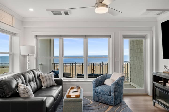 Oceanfront Condo With Balcony, Direct Beach Access - Hampton Beach