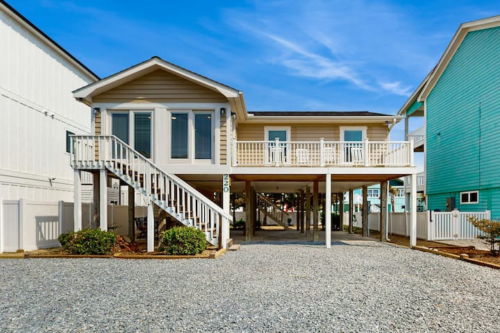 Stunning Dog-friendly Coastal Home W/ Private Yard - Holden Beach, NC