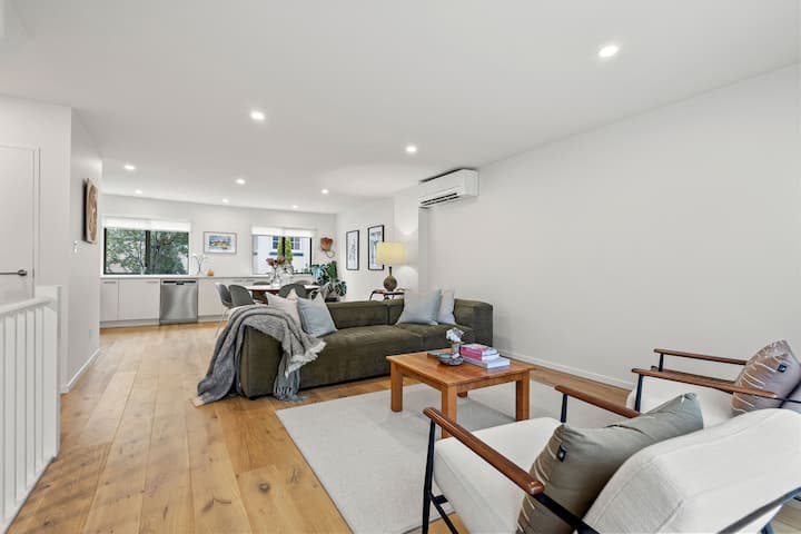 Designer Urban Escape | Stylish City Comfort - Christchurch