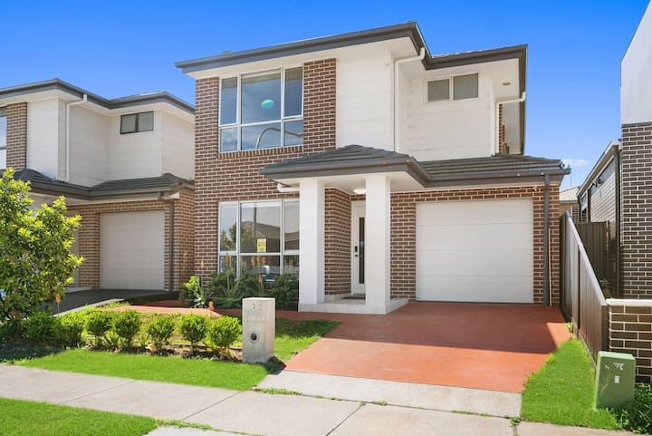 Kozyguru | Austral | Convenient 4 X Ensuite House - Saint Andrews