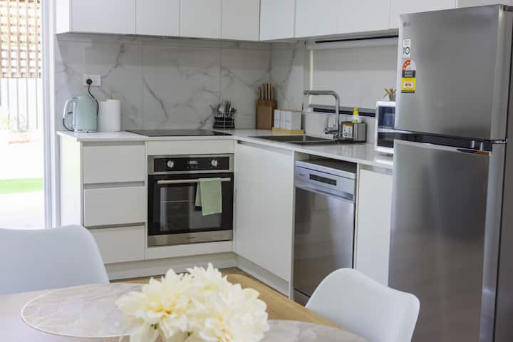 Brand New Backyard Guest House In Werribee Cbd - City of Wyndham