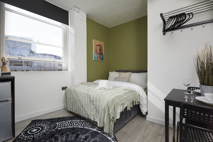 Hayy Studio | Clean, Cosy, Town Centre Stay - Huddersfield