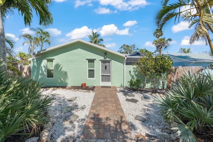 Tipsy Turtle: Charming 3-bedroom Beach Cottage! - Sanibel, FL
