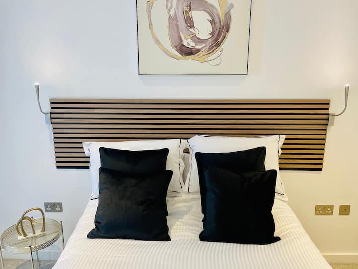 Spacious 1 Bedroom City Apartment, Parking - St Albans