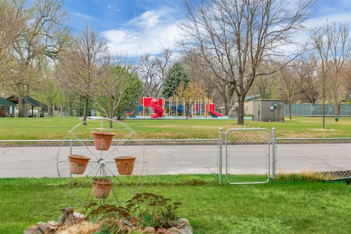 Park Views~affordable Comfort~walk To Downtown - Windsor Lake, Windsor