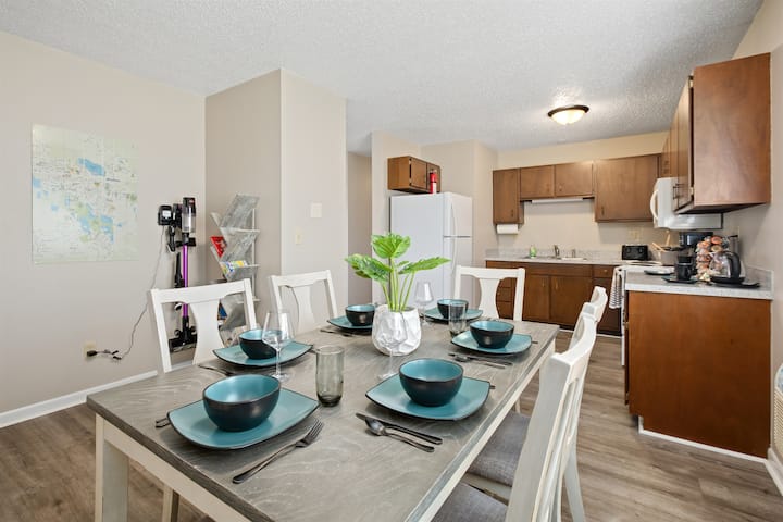 Park Views~affordable Comfort~walk To Downtown - Greeley, CO