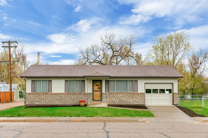 Park Views~affordable Comfort~walk To Downtown - Greeley, CO