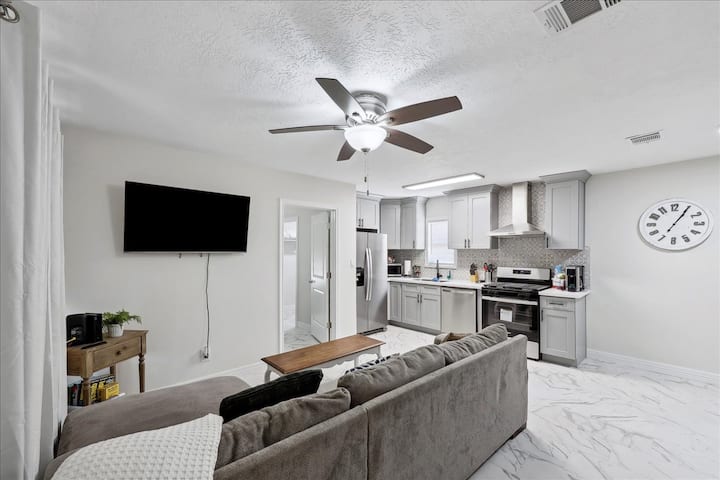 Comfortable 2-bedroom Rental In Bridge City - Sabine Lake