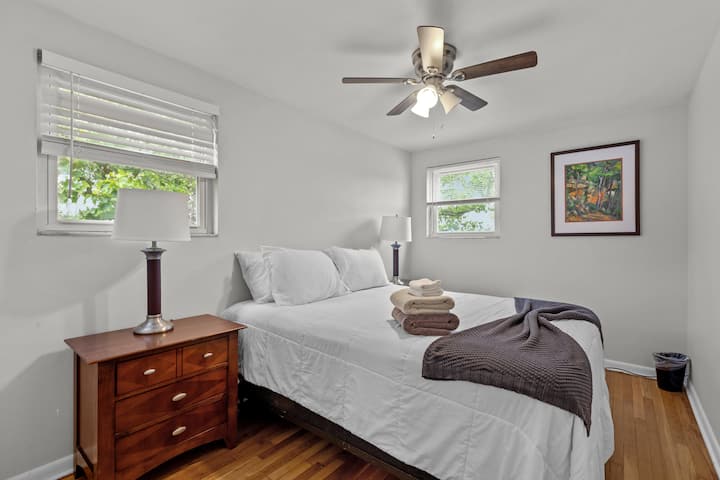 Spacious 4br Home-big Yard, Huge Driveway - Pittsburgh, PA