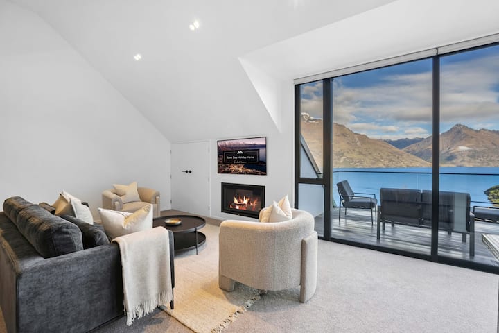 Contemporary 3 Bedroom House With Stunning View - Queenstown