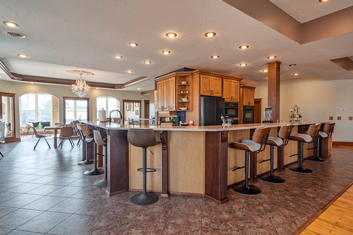 Downtown 2 Story Loft W/6bdrms-walk To Everything! - Norwalk, OH