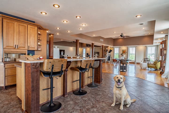 Downtown 2 Story Loft W/6bdrms-walk To Everything! - Milan, OH