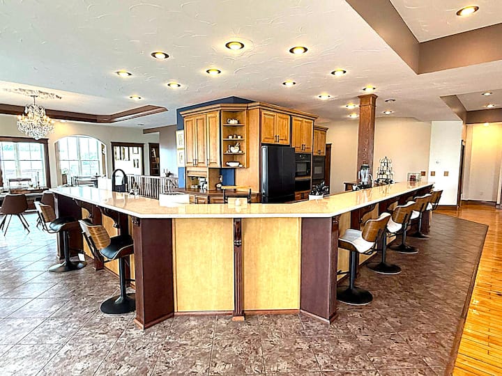 Downtown 2 Story Loft W/6bdrms-walk To Everything! - Norwalk, OH