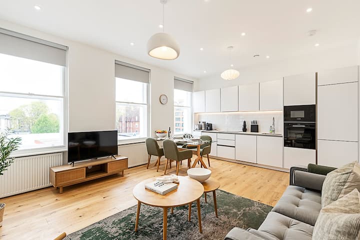 Chic Chelsea Retreat: Bright Space & Balcony Bliss - Fulham