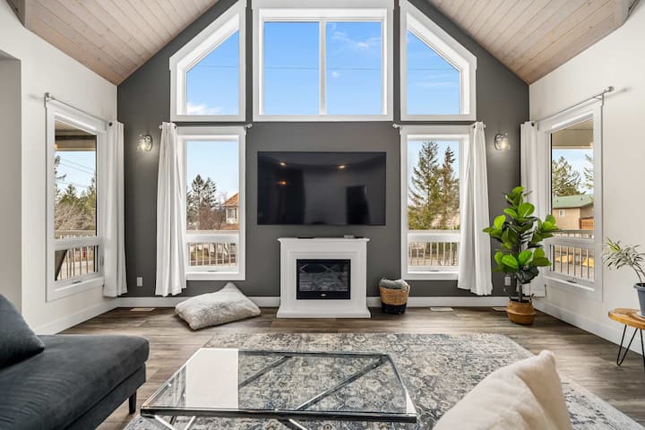 Radiant Retreat | Stunning Mountain View Retreat! - Radium Hot Springs