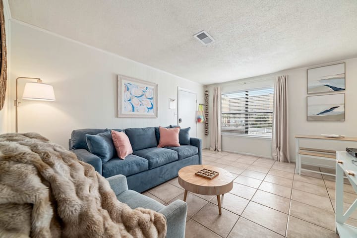 Pet Friendly + Ocean Views + Walk To Restaurants! - Gulf Shores, AL