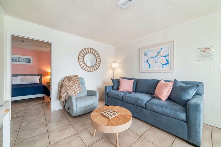 Pet Friendly + Ocean Views + Walk To Restaurants! - Gulf Shores, AL