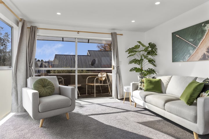 Central Lake View Townhouse - 타우포