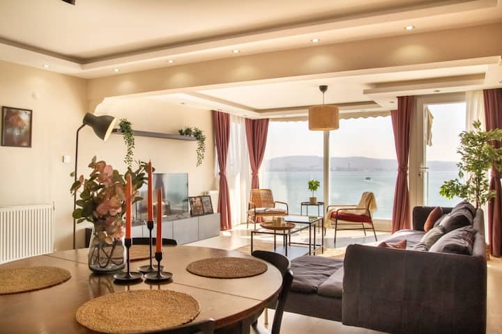 Sea View 3br Flat – Steps From Coast Road - İzmir