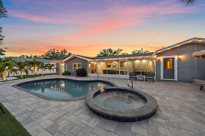 Moonlight Villa W/ Hot Tub, Pool, Turf Yard! - Sarasota, FL