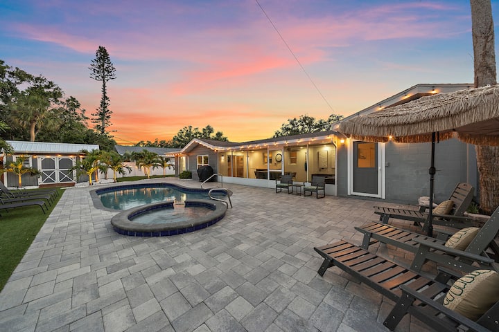 Moonlight Villa W/ Hot Tub, Pool, Turf Yard! - Sarasota, FL
