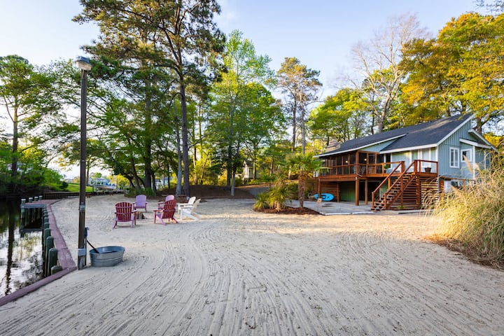 Secluded Waterfront Retreat W/ Backyard Beach - Kitty Hawk, NC