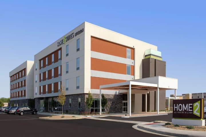 Walkable Stay With Free Breakfast, Gym & Pool - Longmont, CO