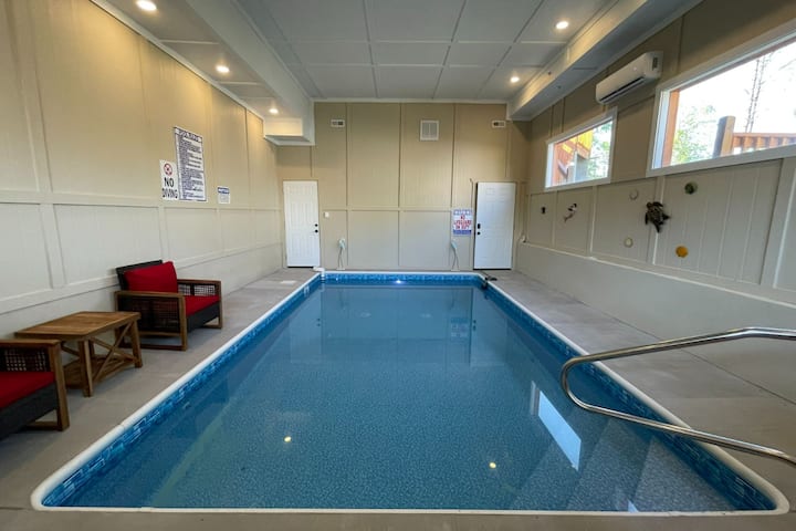 Bethlehem Lodge - Swim Indoors & Soak Outdoors - Sevierville, TN