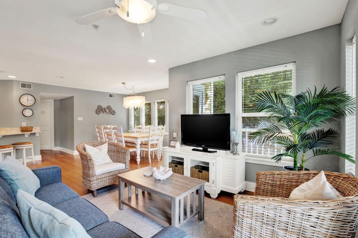 Classic Tybee Condo Steps From The Beach - Tybee Island, GA
