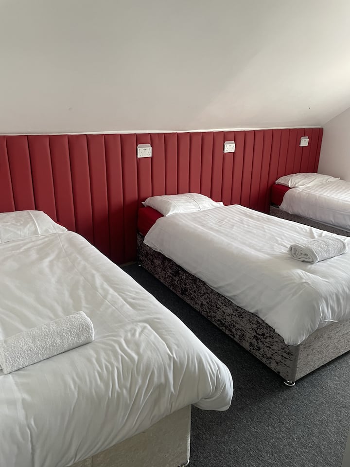-Liverpool Themed Room - Madrid! Sleeps 3 - Liverpool