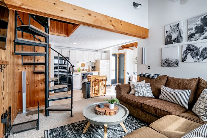 Birdhouse - Deck Views, Fireplace & Resort Perks - 데이비스