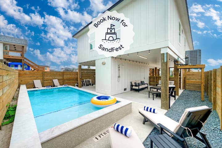 Sleeps 24 | 2 Homes, Priv Pool, Swing Bar, Patio - Port Aransas, TX