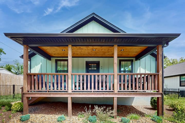 3 Br Home With Enclosed Yard And Deck - Black Mountain, NC