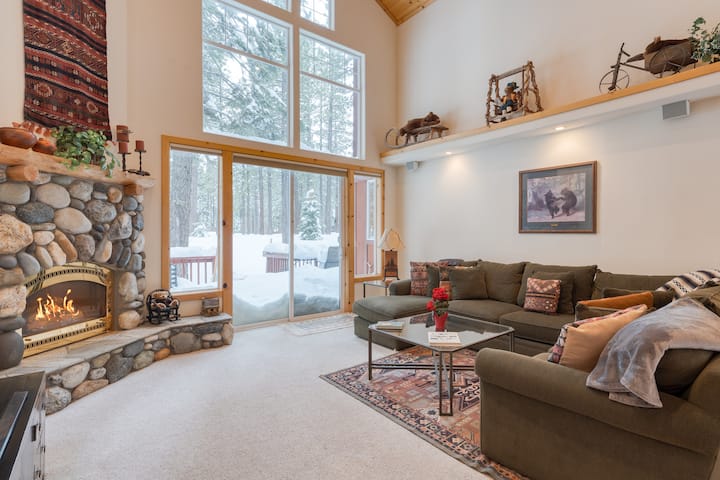 Mountain Views, Pool, & Hot Tub | Pinewood Lodge - Truckee, CA