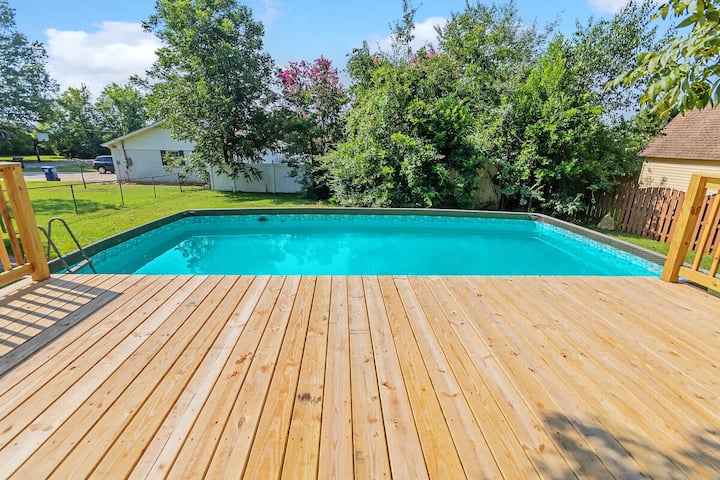 Mins To Downtown & Arsenal W/ Pool - The Retro Pad - Huntsville, AL