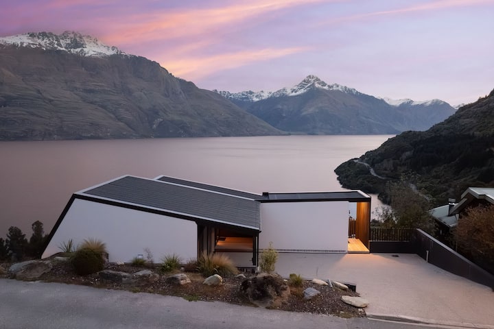 Contemporary 7 Bedroom House With Stunning View - Queenstown