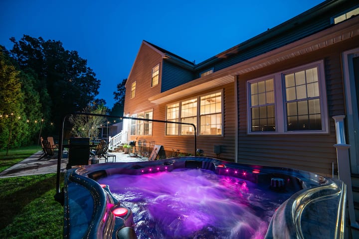 Hot Tub & Fire Pit, Game Room, Ev Chg, Walk To Dt - Saratoga Springs, NY