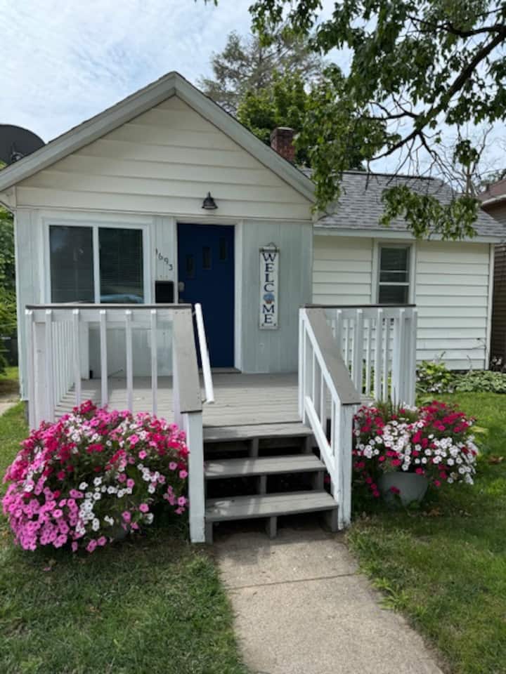 Relax On Ivy At Lake View Cottage - Muskegon, MI