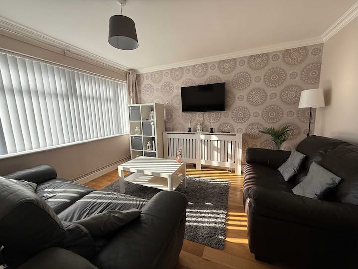 Convenient 3 Bedroom House With Garden In Luton - Luton