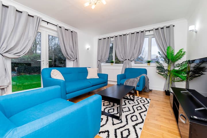 Spacious 4 Bed House W Parking In Milton Keynes - Milton Keynes