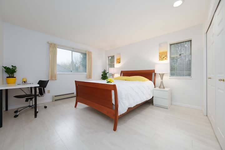 Spacious Room In Central Vancouver Homestay - Vancouver