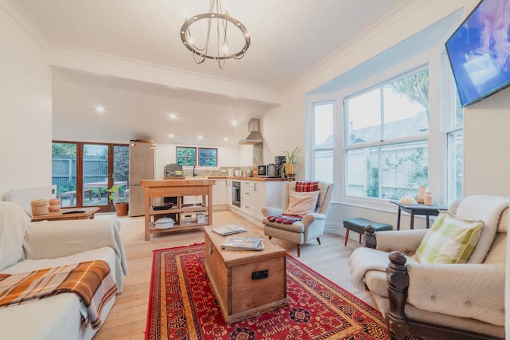 Stylish Central Cottage | Modern Heating & Parking - Christchurch