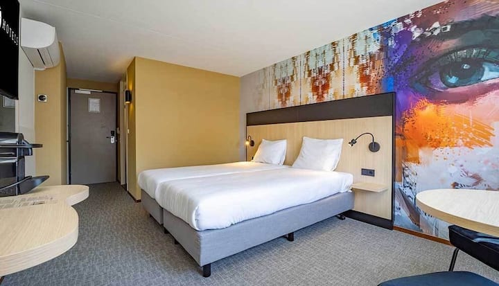 Stylish Stay With Parking And Swimming Pool - Steenbergen