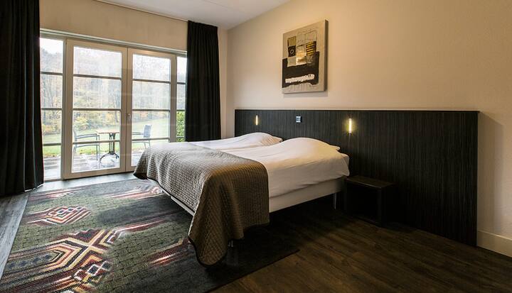 Stay Close To Nature With Dining And Free Parking! - Nijmegen