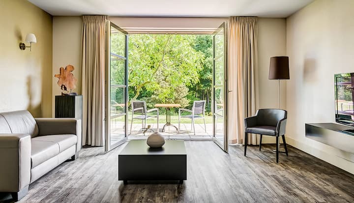 Relax And Unwind! Onsite Dining, Free Parking! - Kranenburg