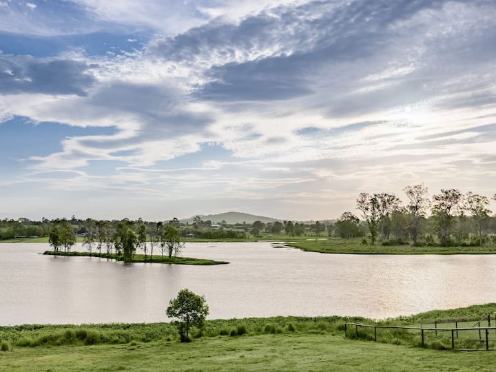 Luxury Lakefront Getaway 6br Home W/ Pool & Cinema - Gold Coast