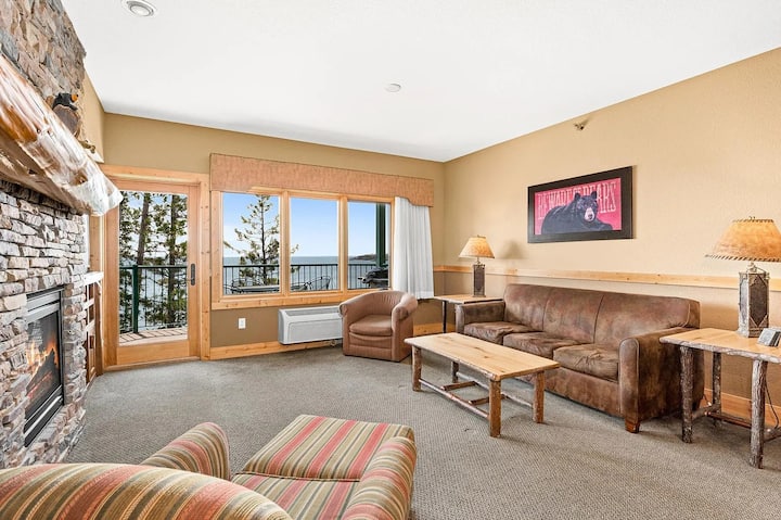 Amazing Lake View 2 Bedroom, King Suite & Pool - Two Harbors, MN